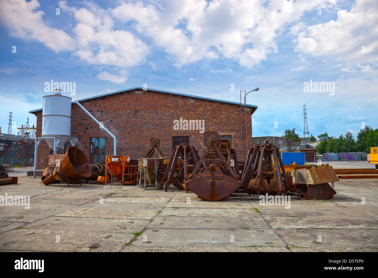 Rusty digger bucket hi-res stock photography and images - Alamy
