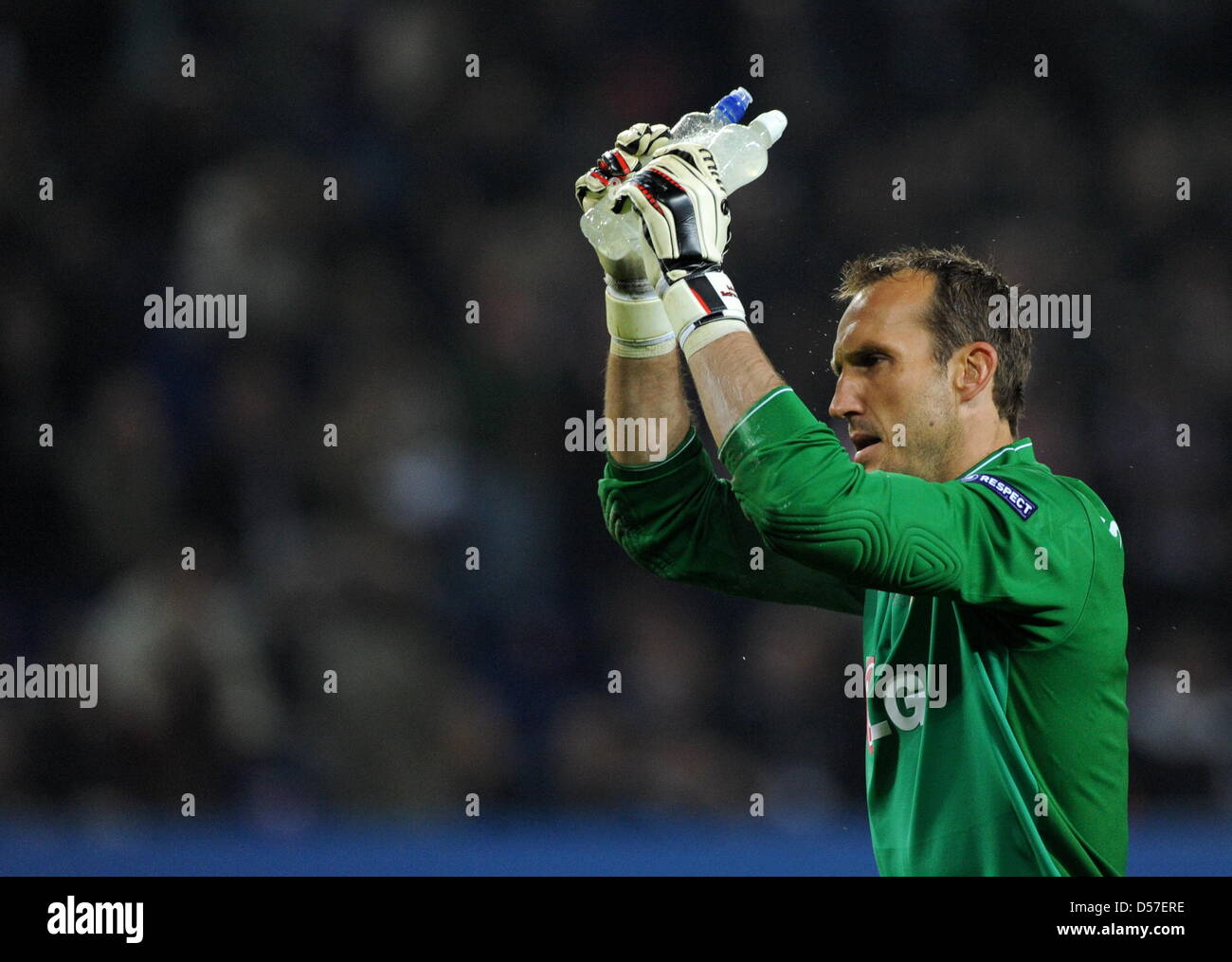 Fulham goalkeeper mark schwarzer hi-res stock photography and images ...