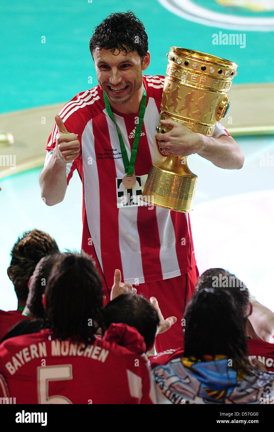 Bayern Munich's Mark van Bommel celebrates winning German DFB Cup final ...