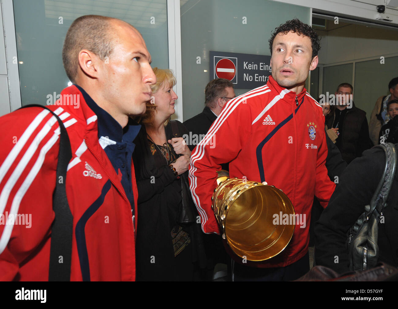 Bayern Munich's skipper Mark van Bommel (R) and winger Arjen Robben (L ...