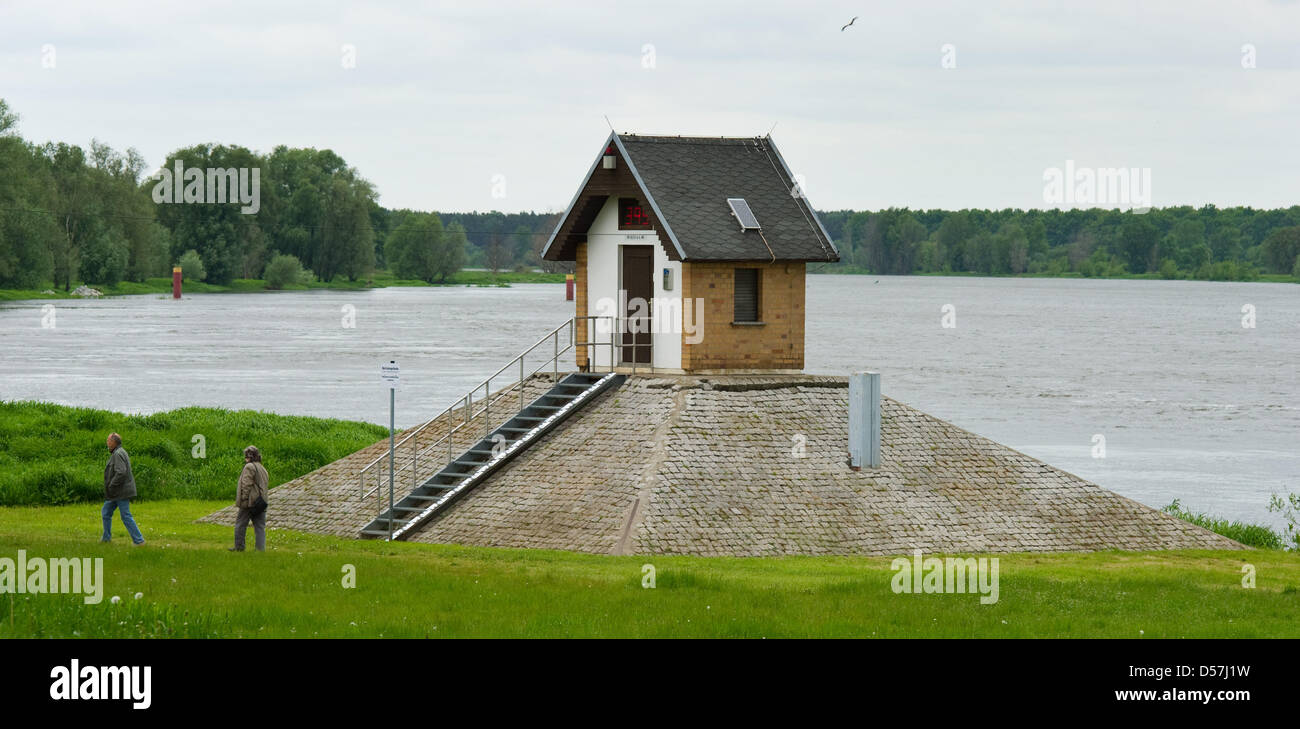 People pass the water level house at the German-Polish border river ...