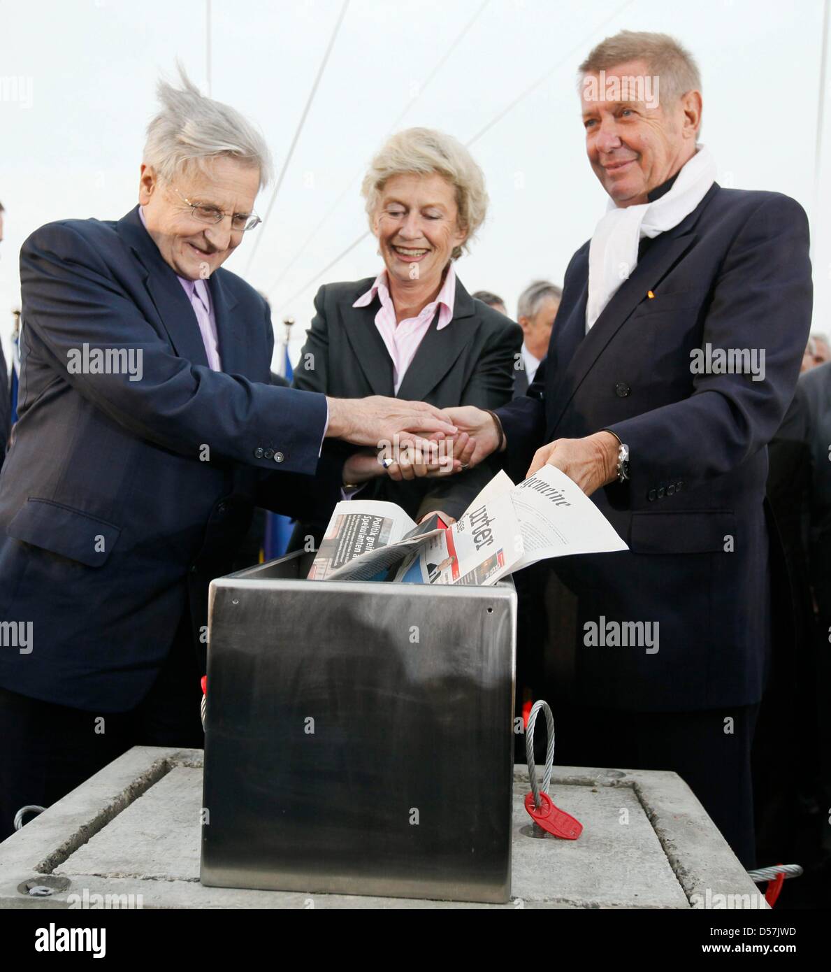 (L-R) President of European Central Bank (ECB), Jean-Claude Trichet ...