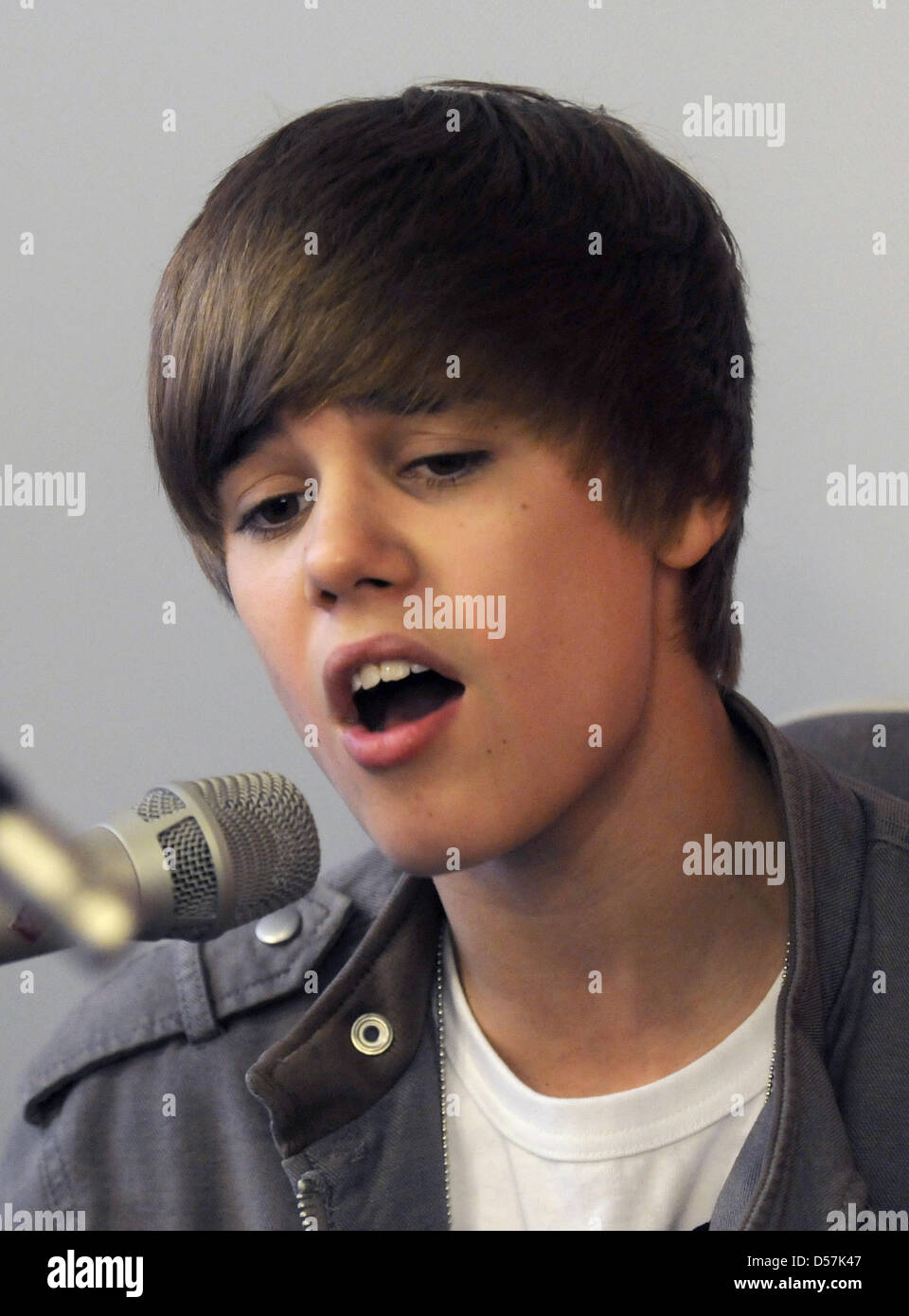 Ariane Ray's Instagram, Twitter & Facebook on IDCrawl