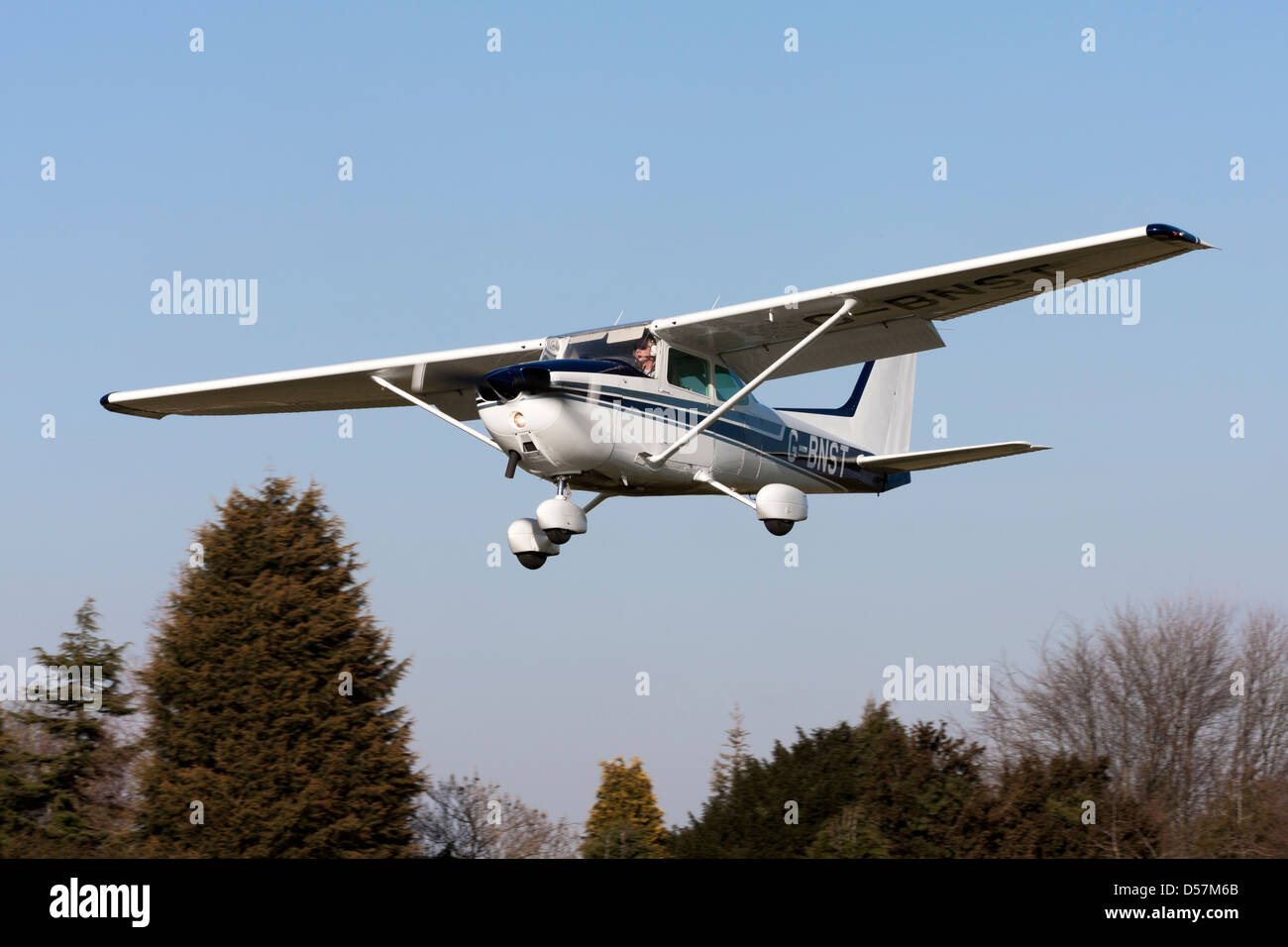 Cessna 172N Skyhawk G-BNST on final approach to land at Netherthorpe ...
