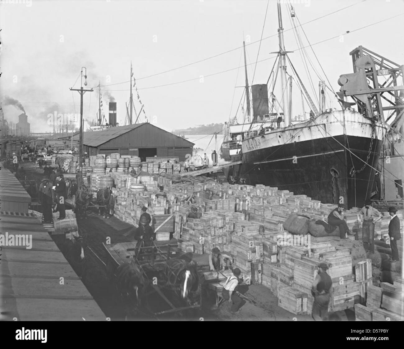 Unloading ship docks historical hi-res stock photography and images - Alamy