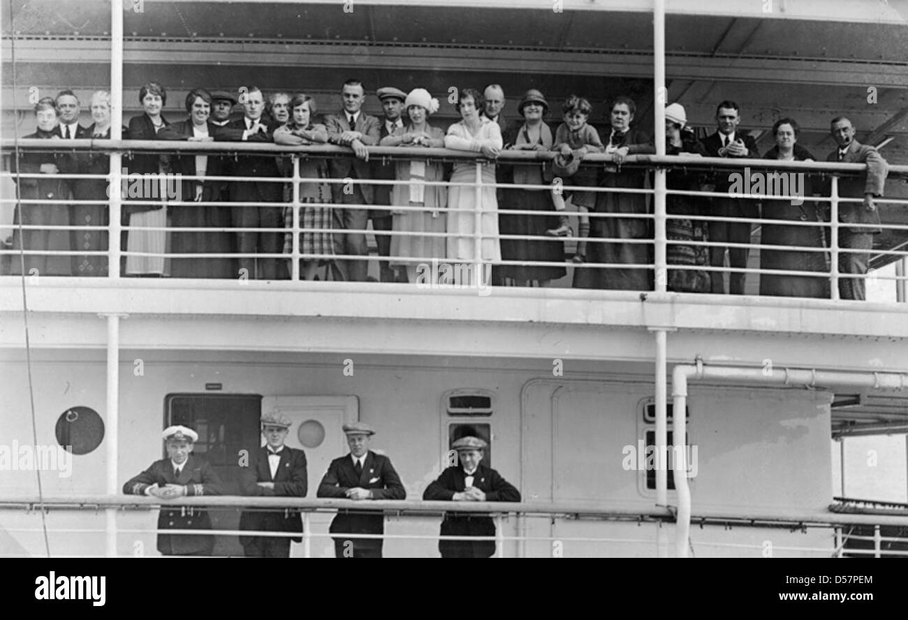 Passengers aboard steamships hi-res stock photography and images - Alamy