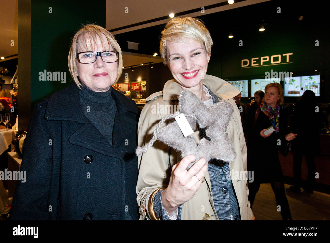 Susann Atwell and mother Petra Pingel at christmas shopping Event at ...