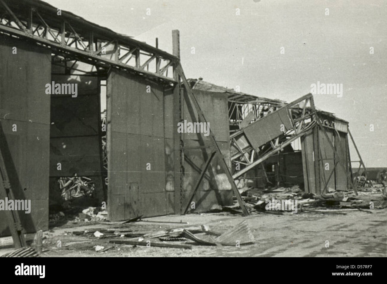 World war 2 hangar hi-res stock photography and images - Alamy