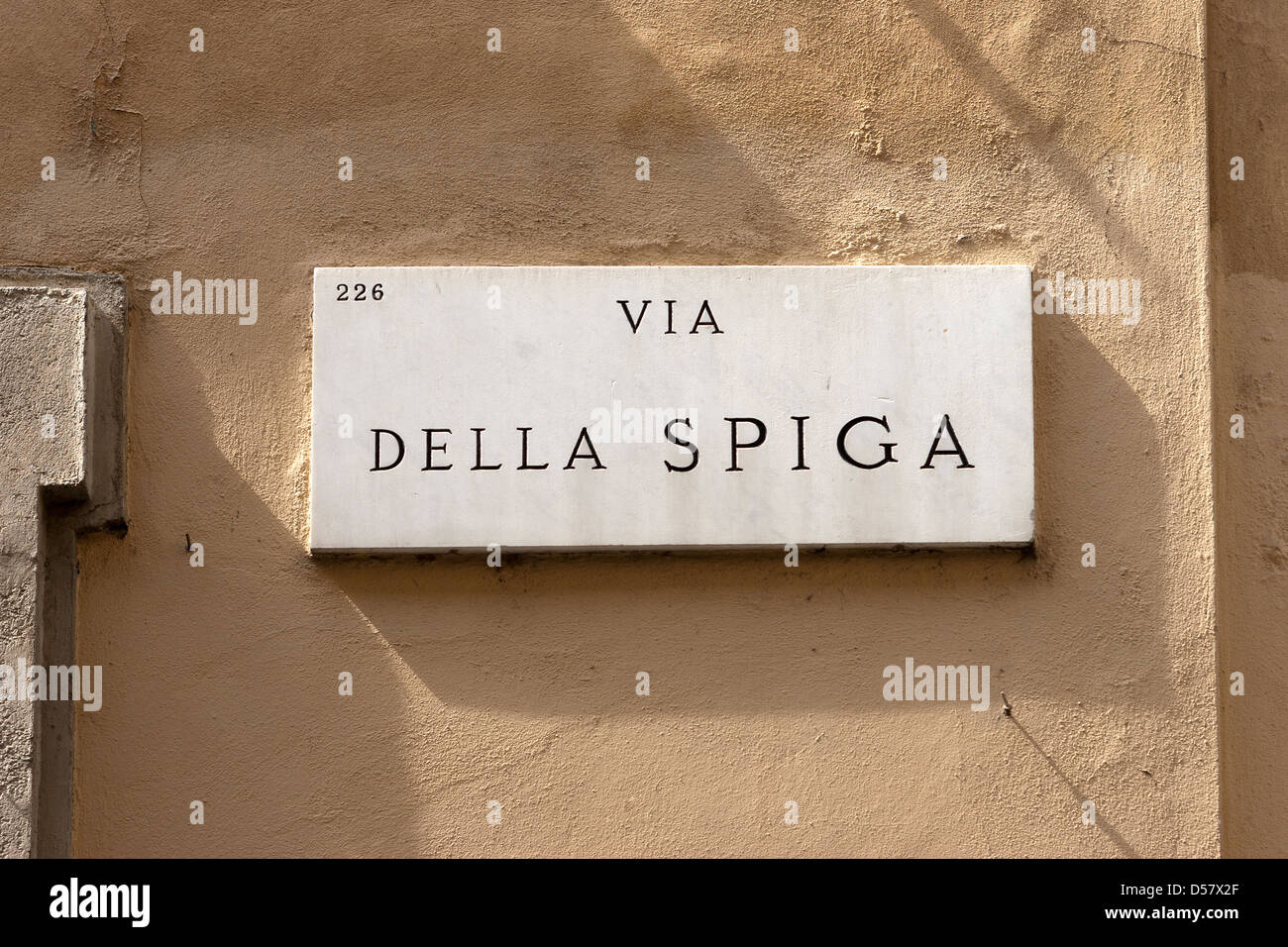 Via della spiga sign hi-res stock photography and images - Alamy