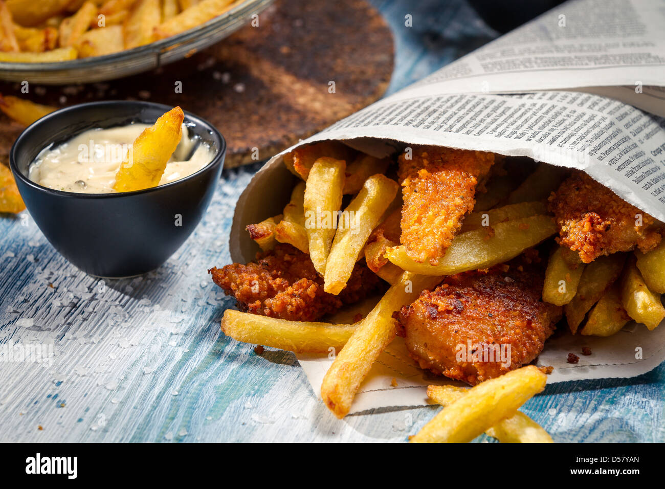 Fish chips served in newspaper hi-res stock photography and images - Alamy