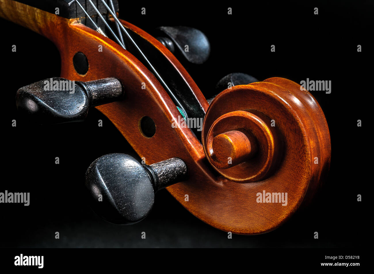 Violin pegbox and scroll detail Stock Photo - Alamy