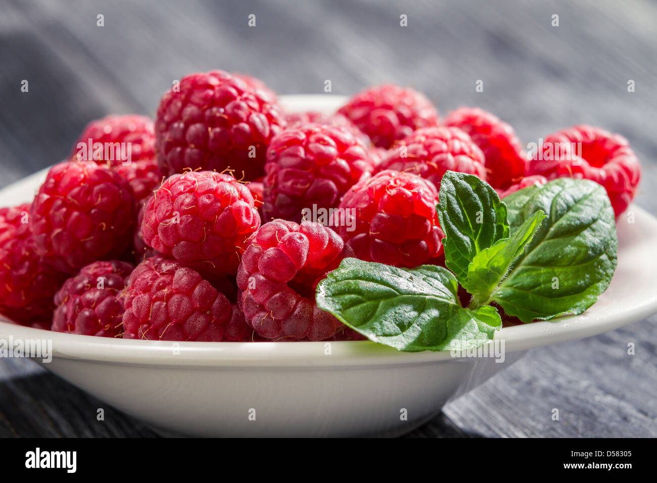 Raspberries sugar mint leaf hi-res stock photography and images - Alamy