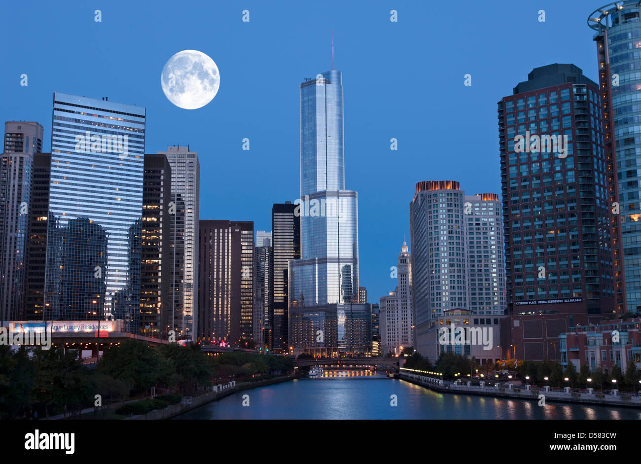 CHICAGO RIVER WALK THE LOOP DOWNTOWN SKYLINE CHICAGO ILLINOIS USA Stock ...