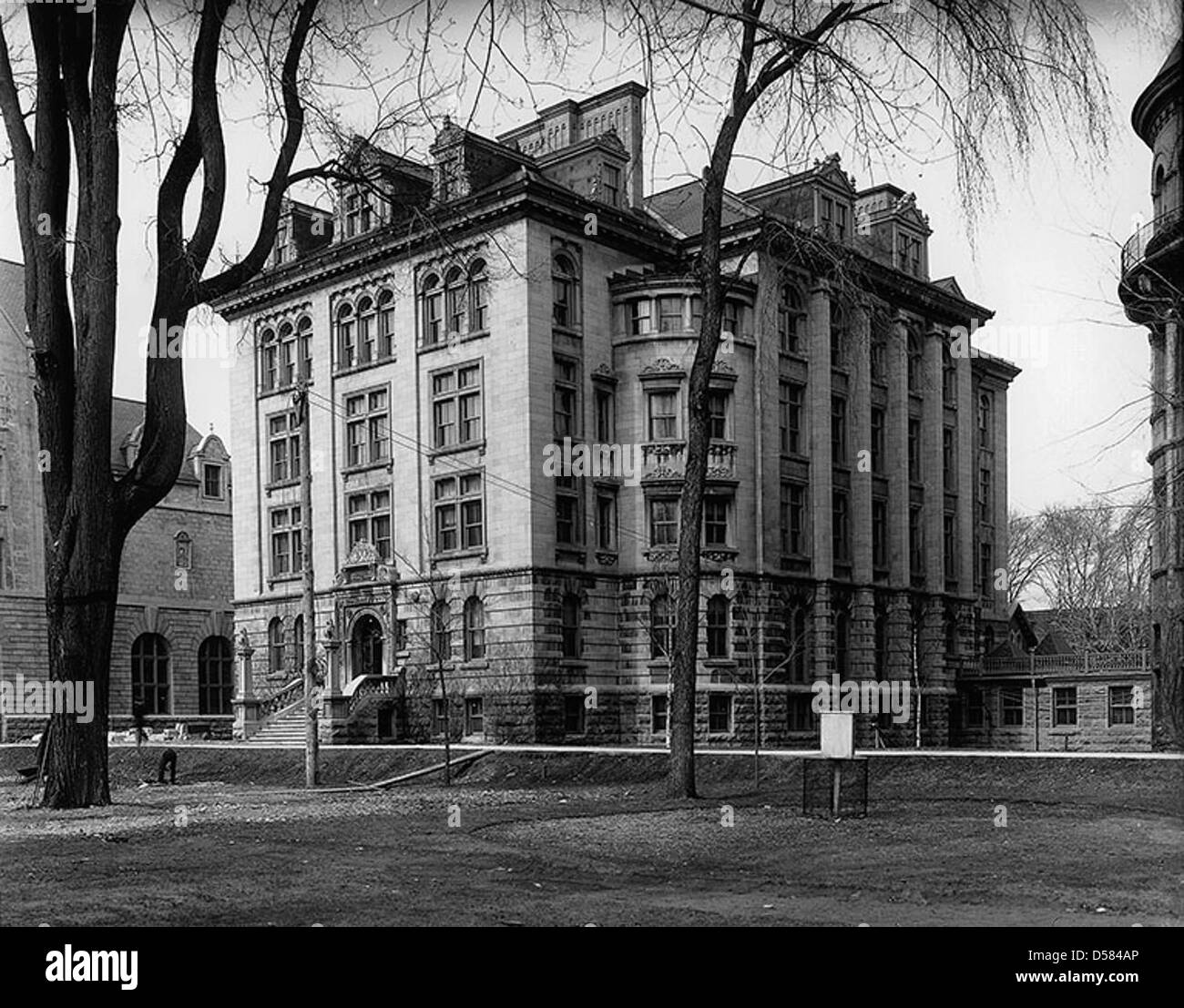 Mcgill university campus montreal Black and White Stock Photos & Images ...