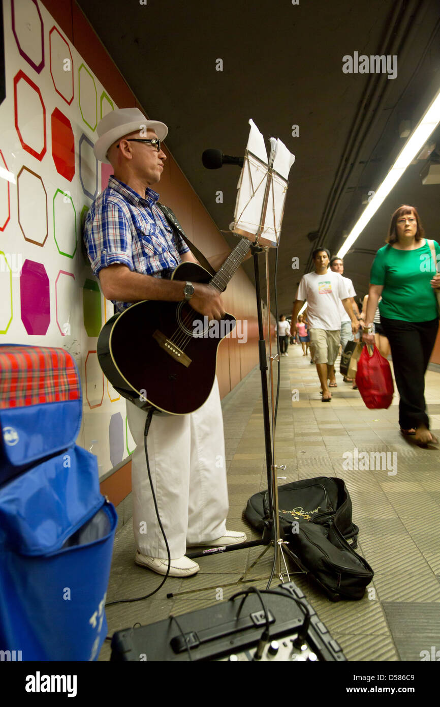 Musicians barcelona hi-res stock photography and images - Alamy