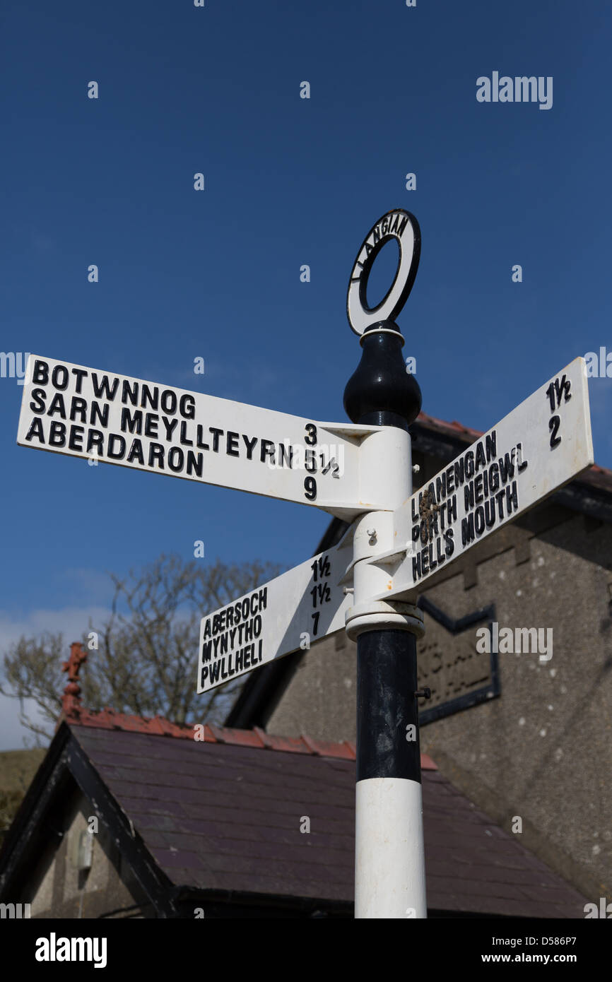 Old fashioned road sign hi-res stock photography and images - Alamy