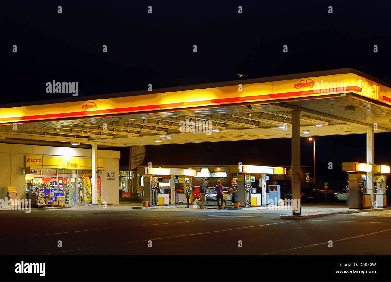 Shell gas station night car hi-res stock photography and images - Alamy