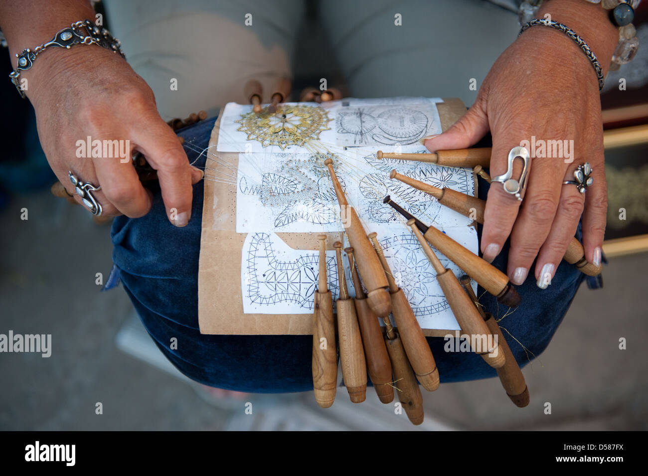Hand kloeppel tip kalofer lace hi-res stock photography and images - Alamy