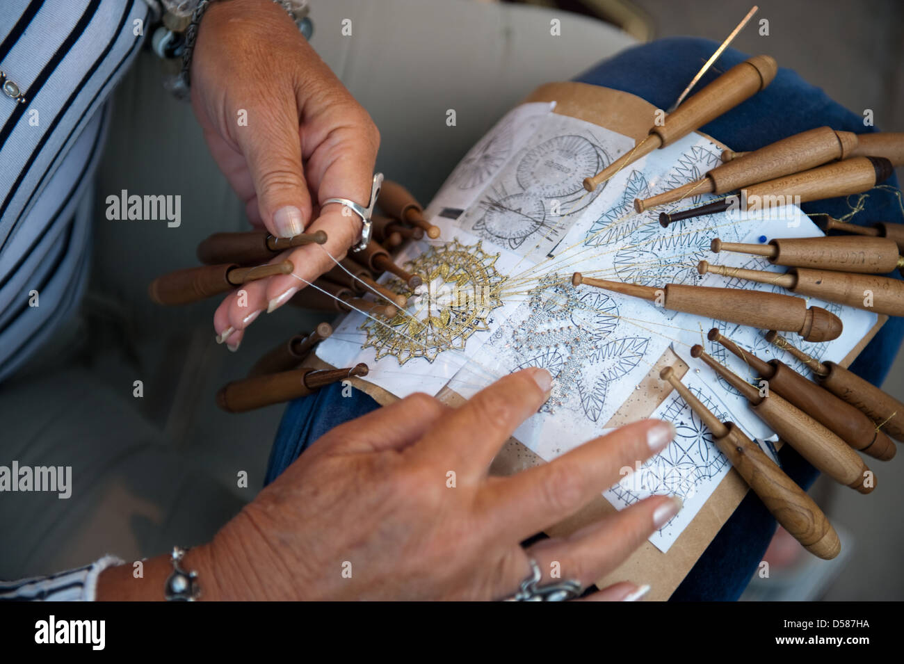 Hand kloeppel tip kalofer lace hi-res stock photography and images - Alamy