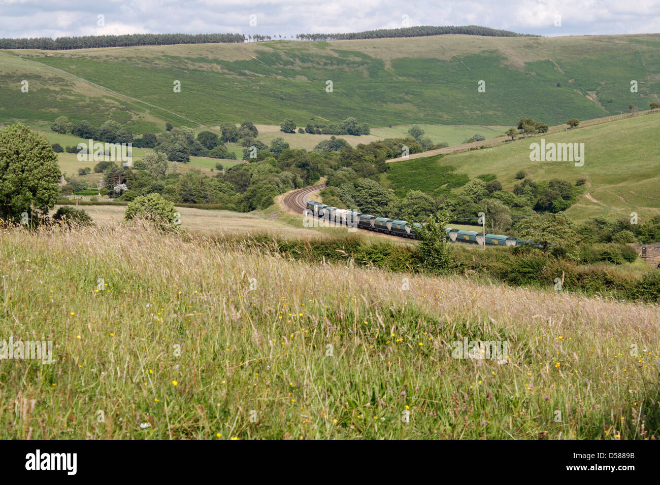 Train line through hope valley hi-res stock photography and images - Alamy