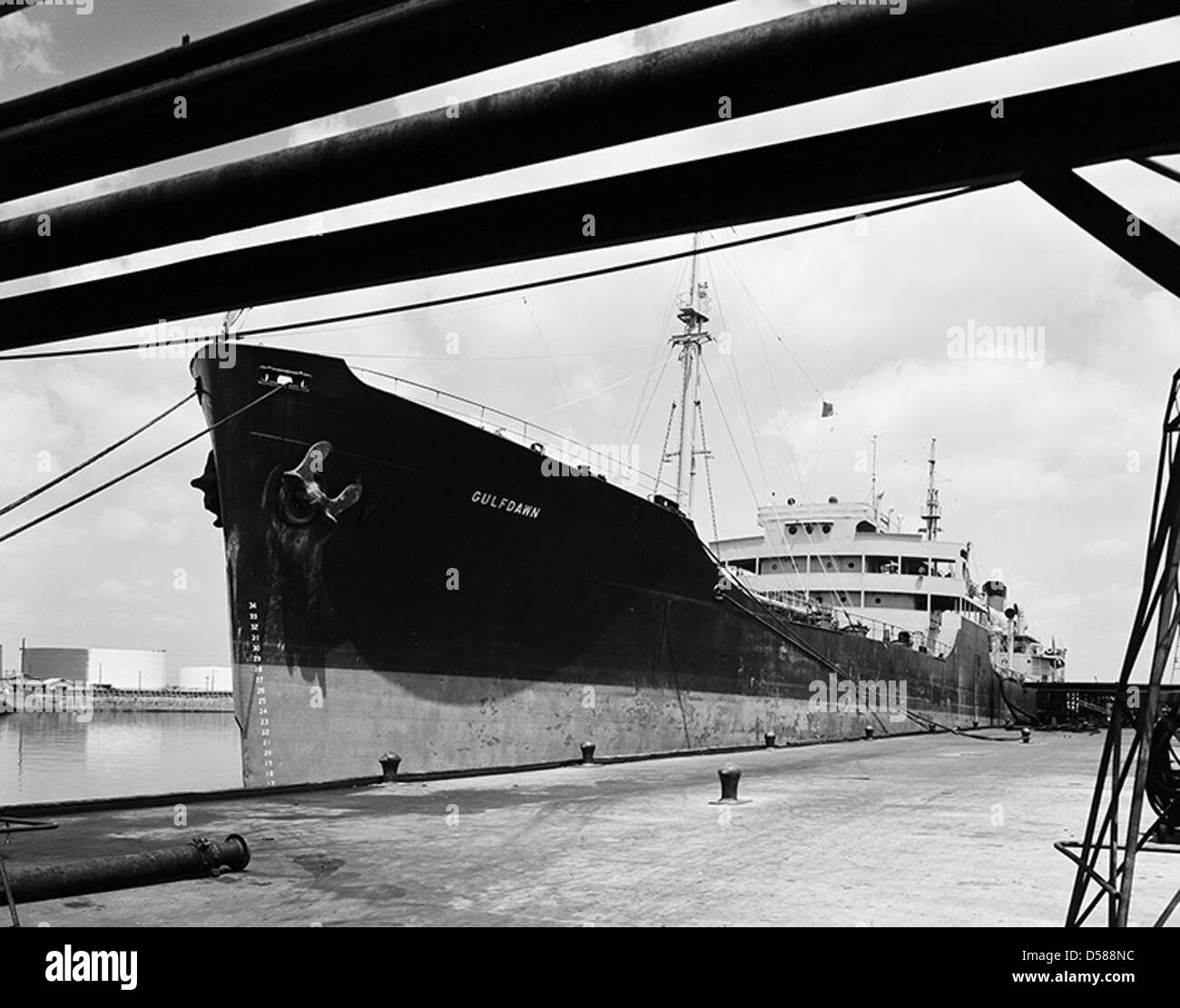 Oil tankers gulf Black and White Stock Photos & Images - Alamy