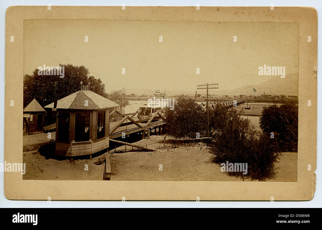The Paso del Norte Bridge connects the cities of Juarez, Mexico, and El ...