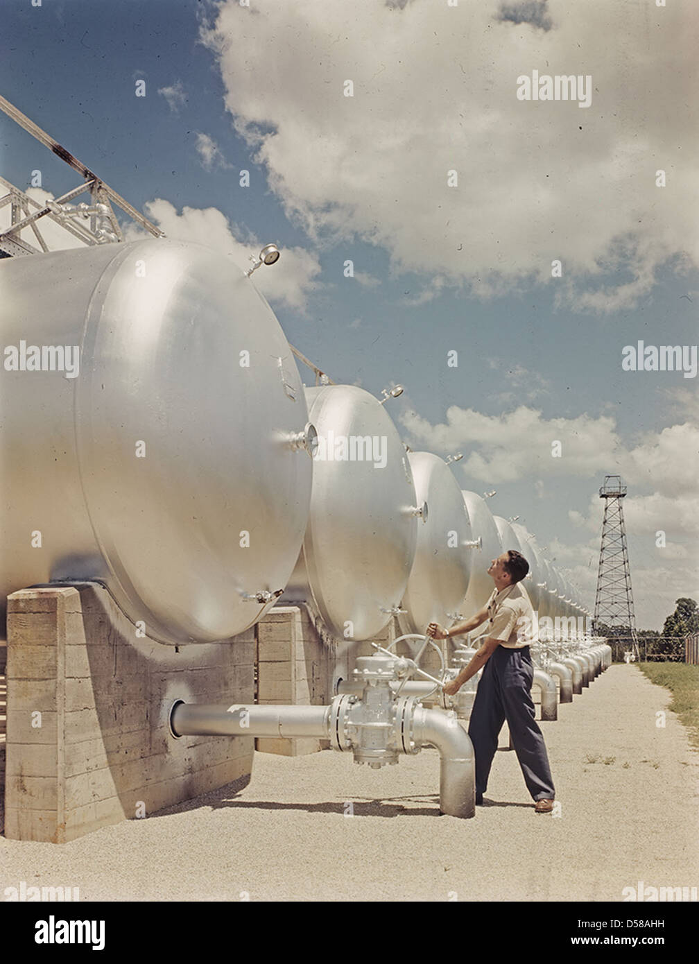 Warren Petroleum Corp., plant man turning Nordstrom valve, Gladewater ...