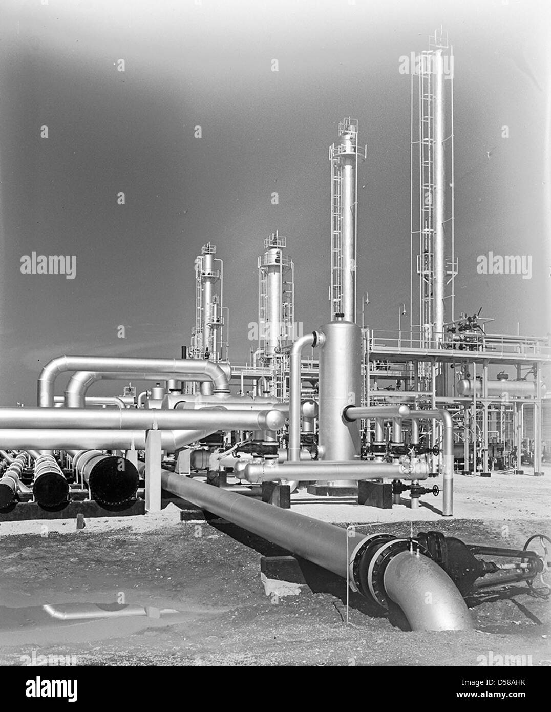 A photograph of the Magnolia Cycling Plant near Vanderbilt, Texas ...