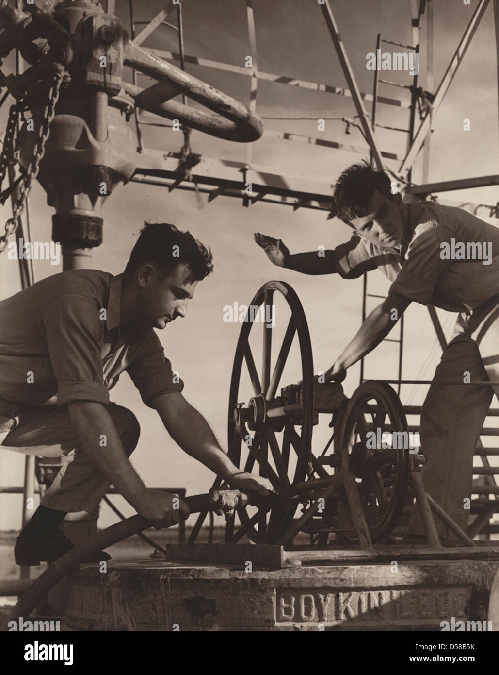 Roughnecks on drilling floor hi-res stock photography and images - Alamy