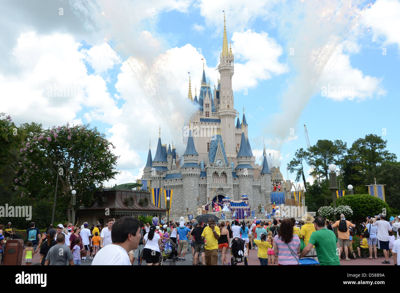 Magic kingdom castle orlando hi-res stock photography and images - Alamy