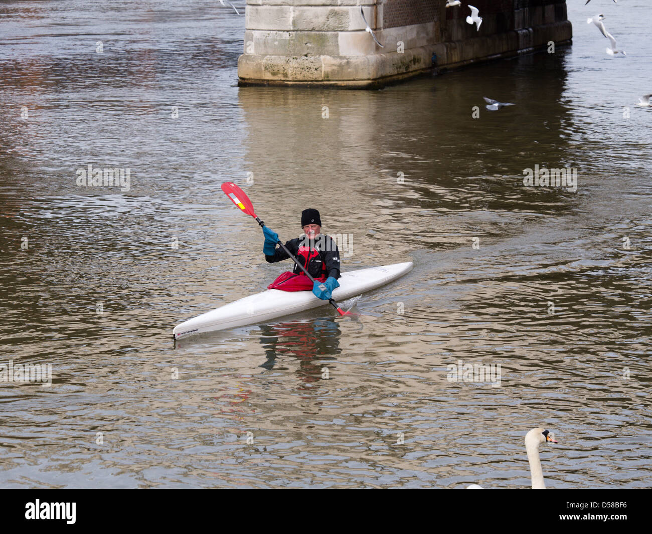 Man dressed against cold weather hi-res stock photography and images ...