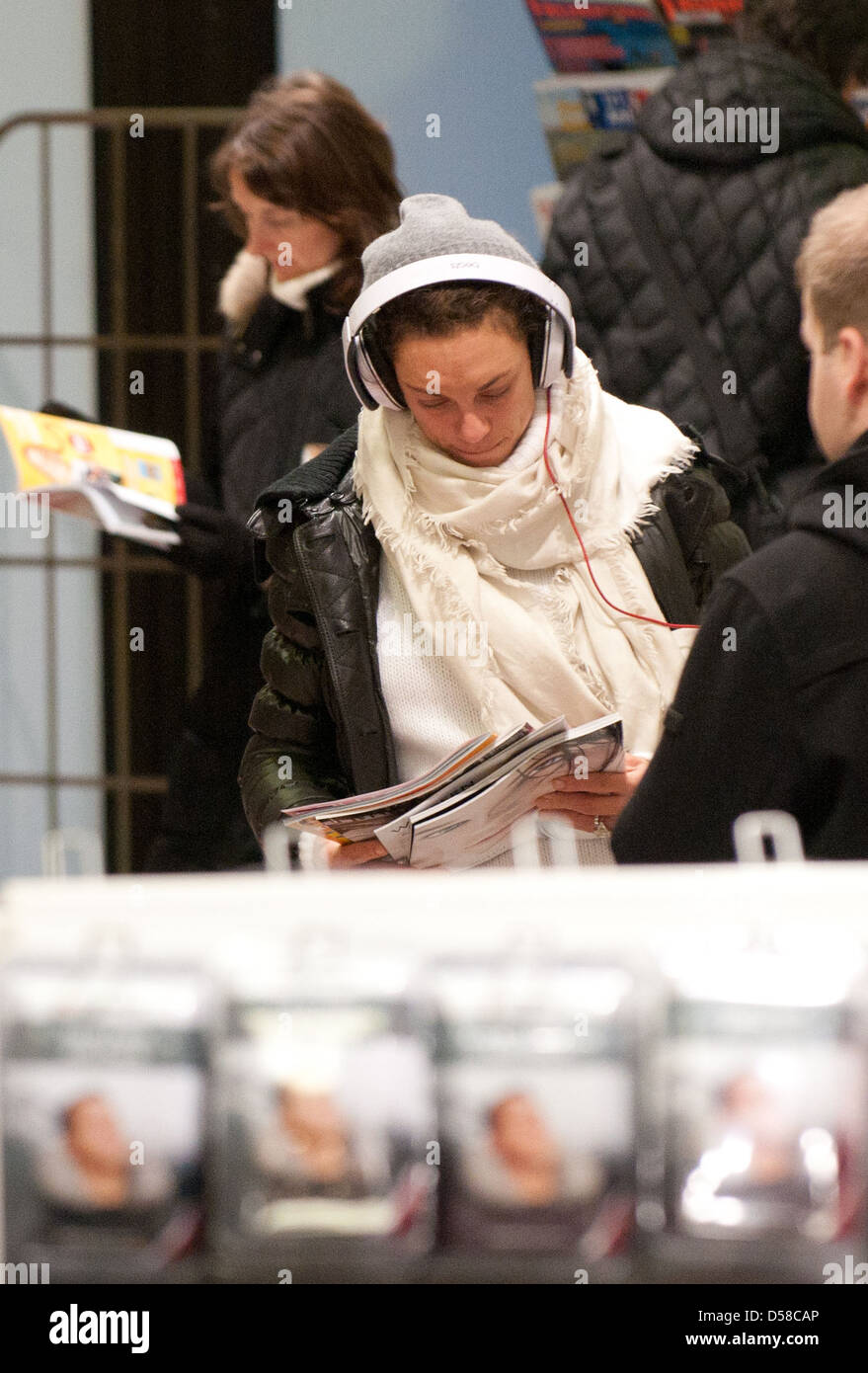Lilly Becker aka Lilly Kerssenberg buying magazines at a newsstand at ...