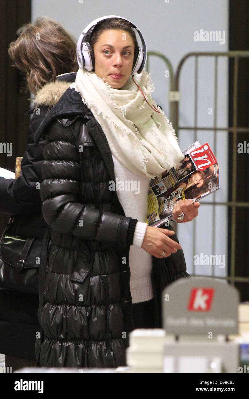 Lilly Becker aka Lilly Kerssenberg buying In-Das Starmagazin magazine ...