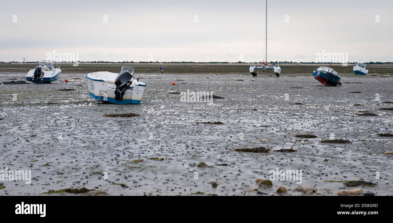 Boats stranded at low tide, Ile de Re, France Stock Photo - Alamy
