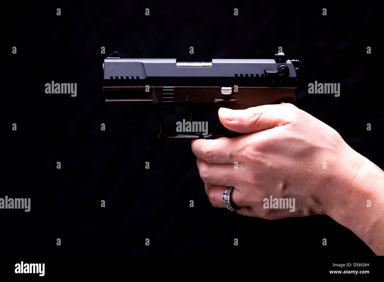 Shooting a pistol hi-res stock photography and images - Alamy
