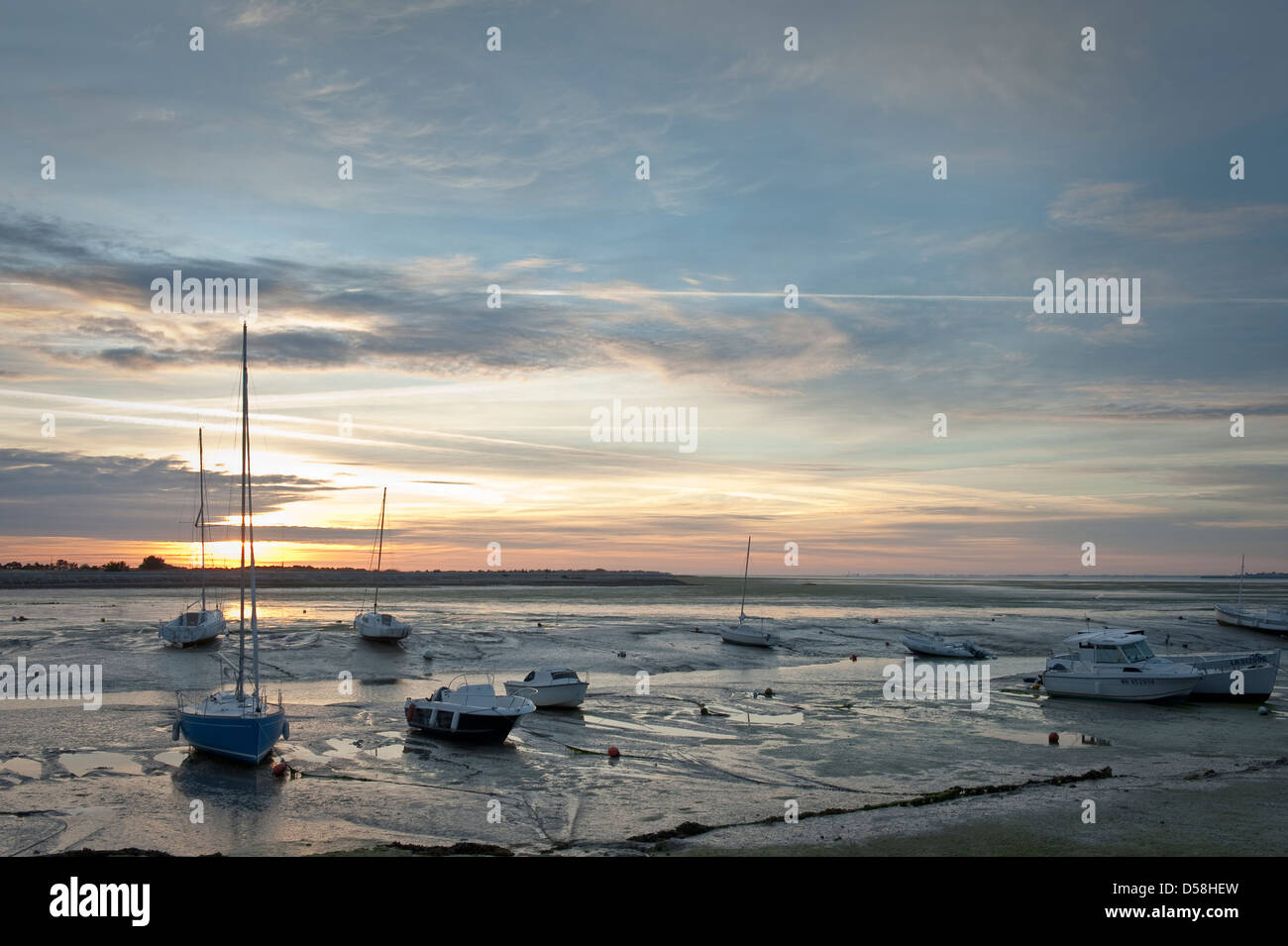 Stranded boats hi-res stock photography and images - Alamy