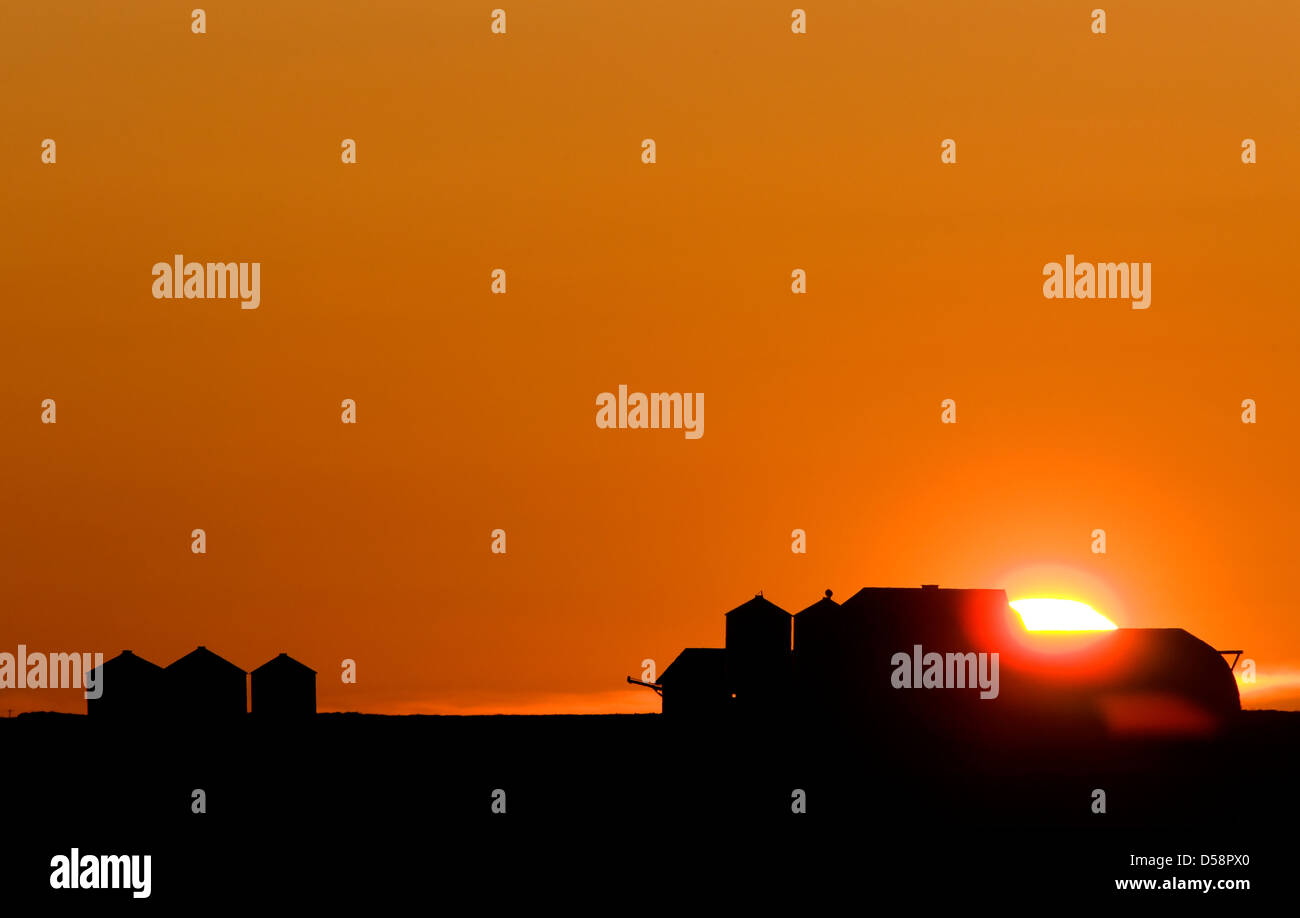 Sunset Saskatchewan orange sky and farm buildings Stock Photo - Alamy