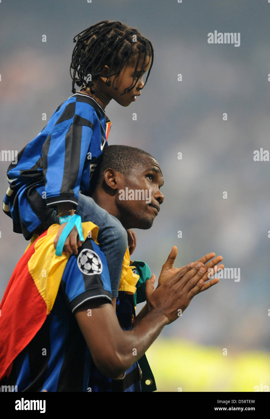 Inter's Samuel Eto'o thanks the fans with his daughter on his shoulders ...