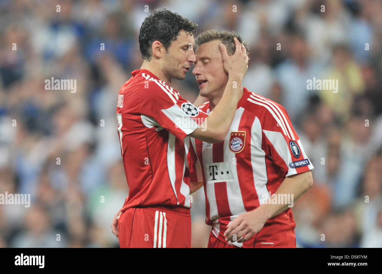 Bayern's Mark van Bommel (L) consoles teammate Ivica Olic after the ...