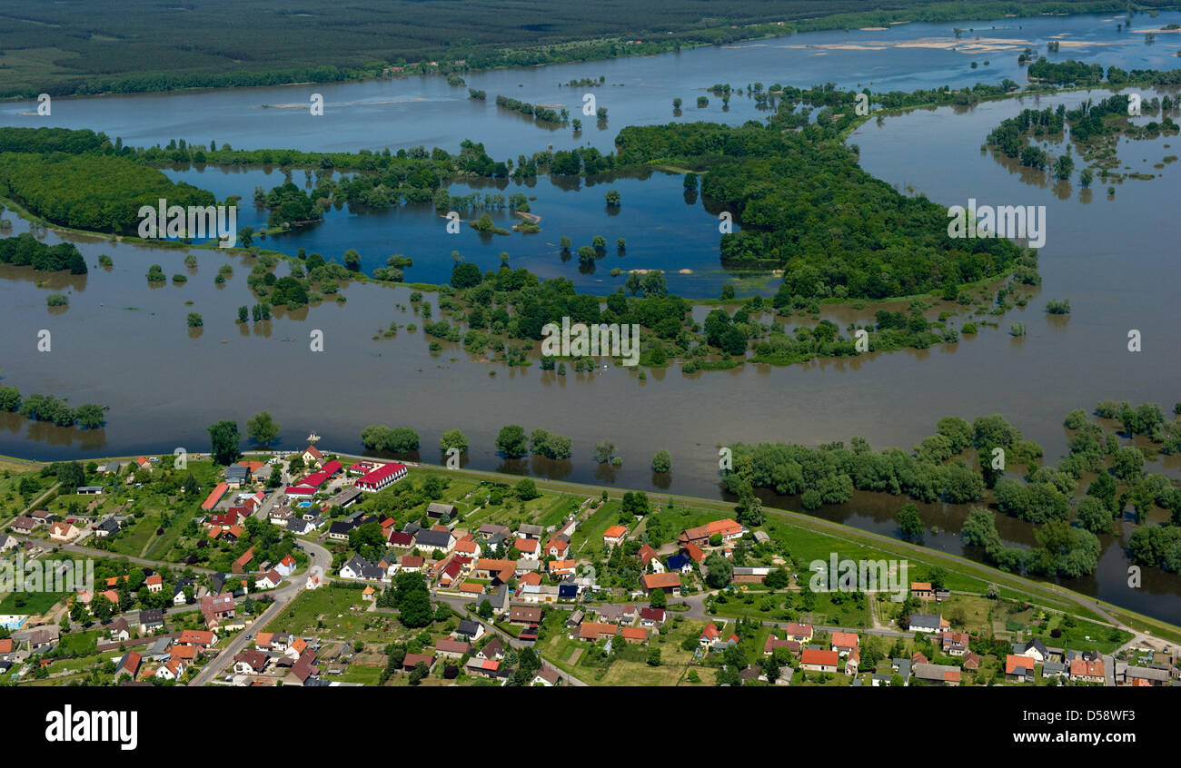 The high water level of the German-Polish border river Oder pictured in ...