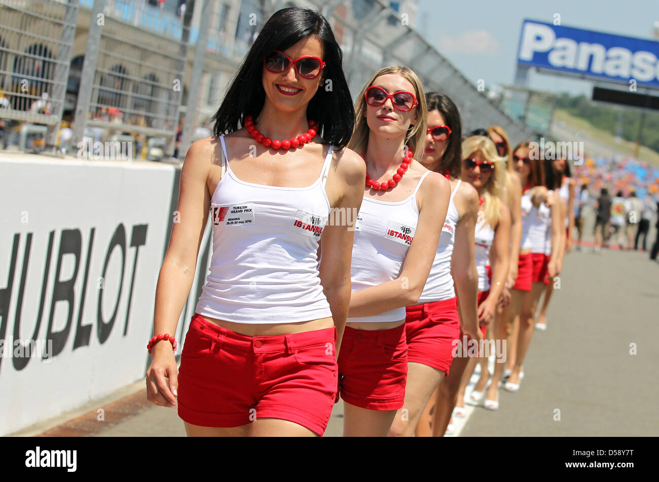 Formula one grid girls pose hi-res stock photography and images - Alamy