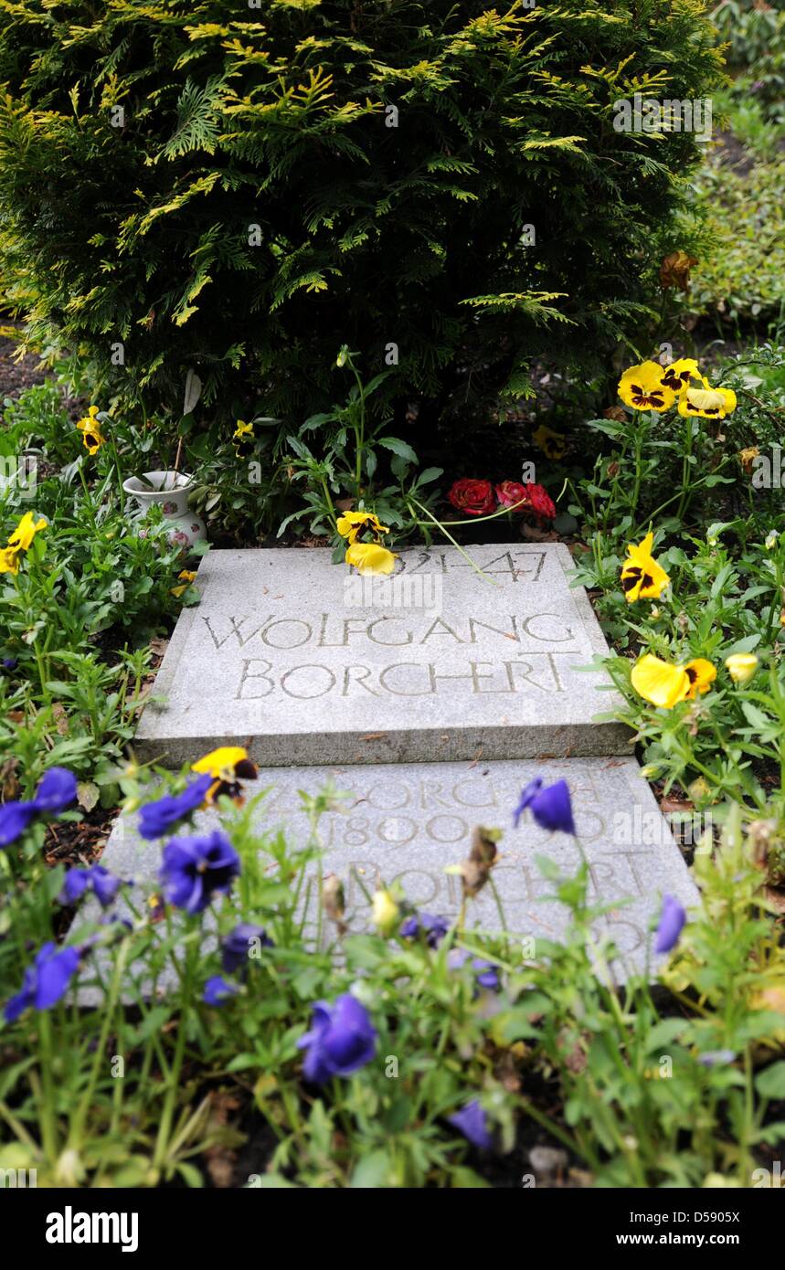 The grave of author Wolfgang Borchert pictured on the Ohlsdorf cemetery ...