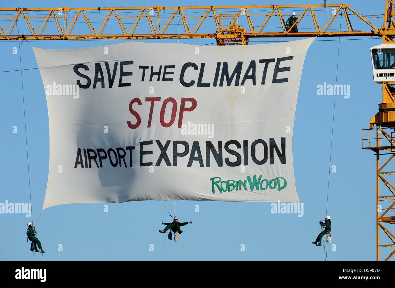 Activists of environmental association 'Robin Wood' mount a banner to ...