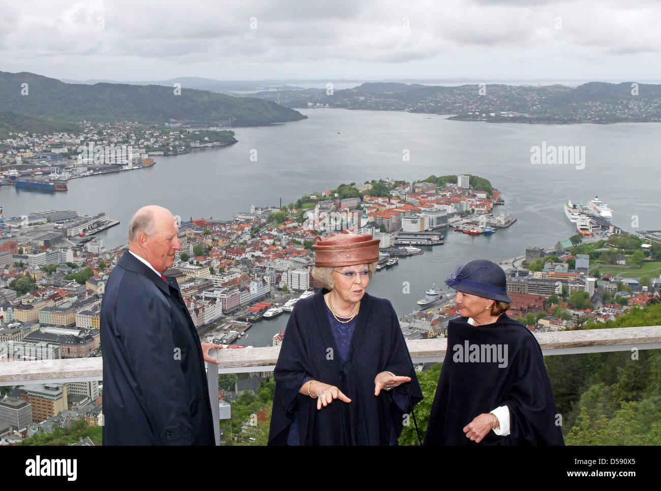 Queen Beatrix of the Netherlands (C), Queen Sonja (R) and King Harald ...