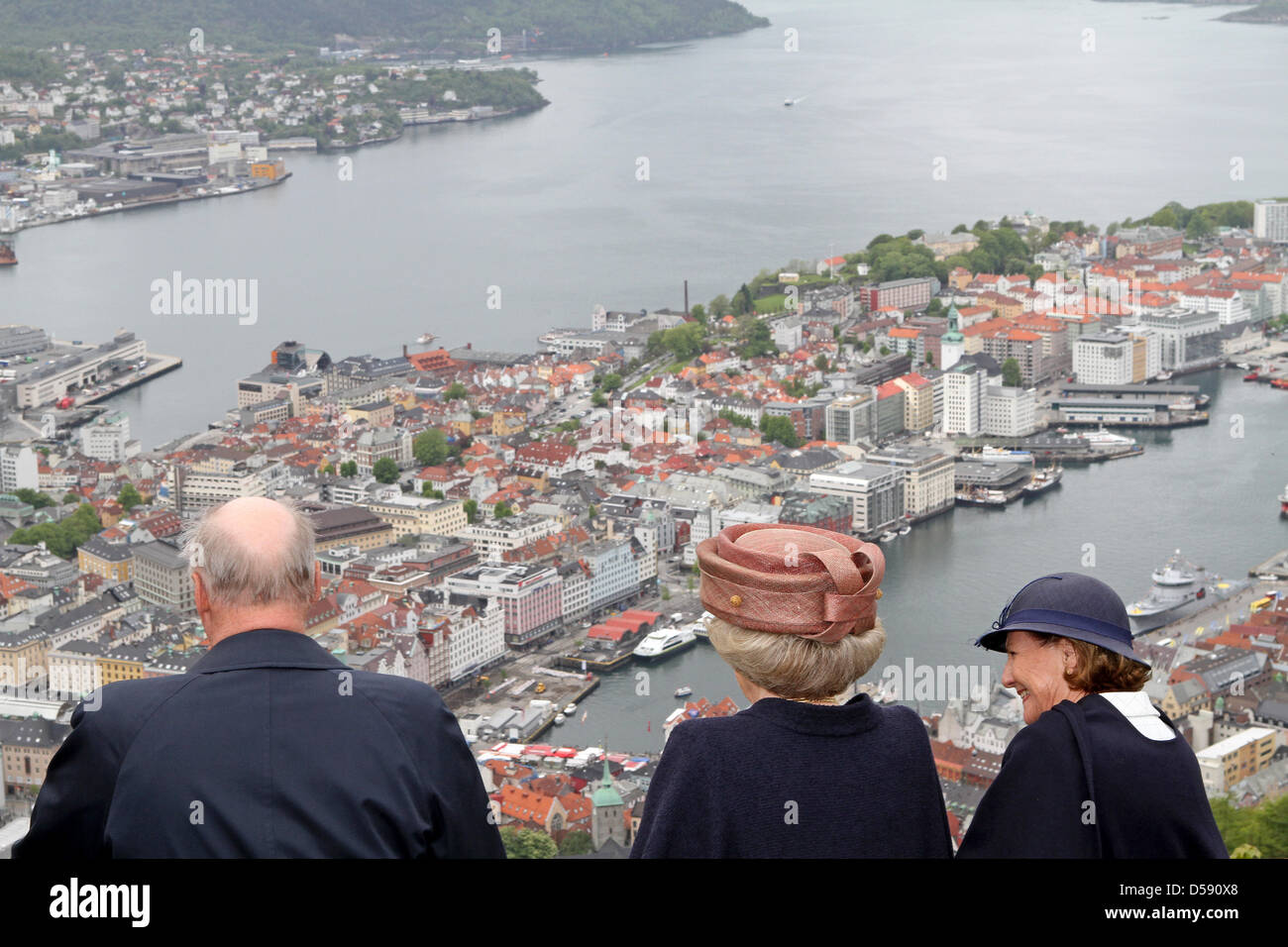 Queen Beatrix of the Netherlands (C), Queen Sonja (R) and King Harald ...