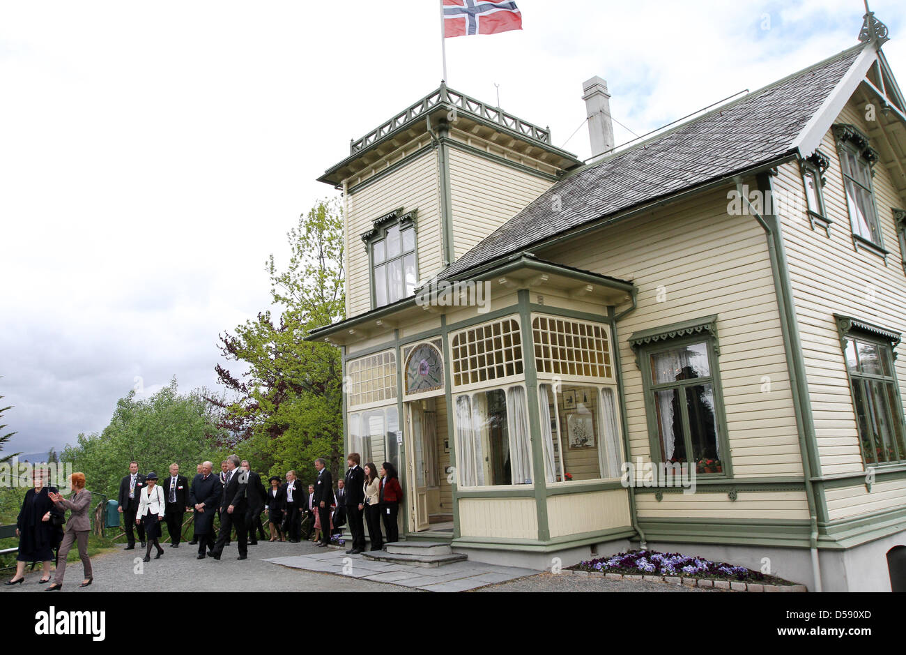Queen Beatrix of the Netherlands (L) and Queen Sonja (4-L) and King ...