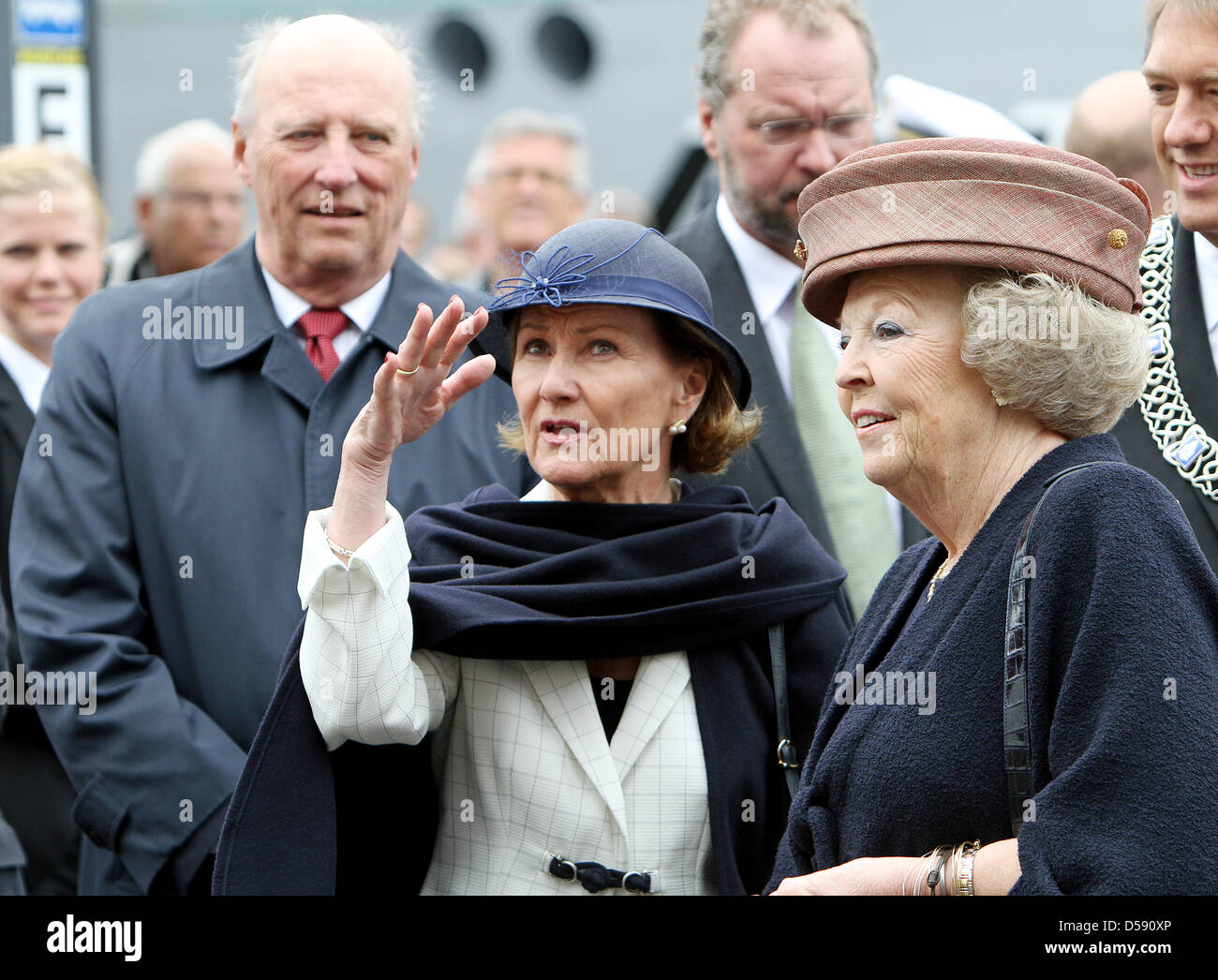 Queen Beatrix of the Netherlands (R), Queen Sonja (C) and King Harald ...