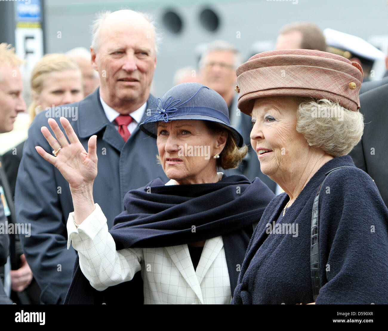Queen Beatrix of the Netherlands (R), Queen Sonja (C) and King Harald ...