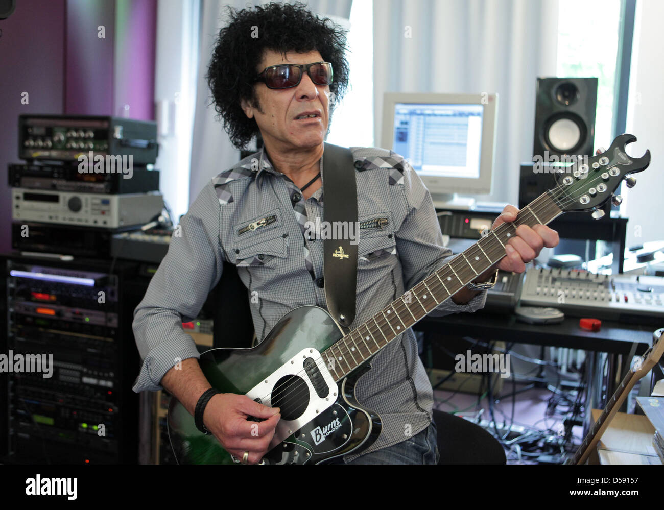 Ray oliver hi-res stock photography and images - Alamy