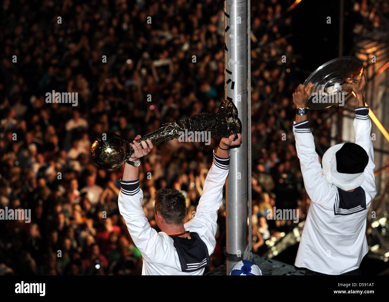 Kiel's players celebrate winning the German Championship in Kiel ...